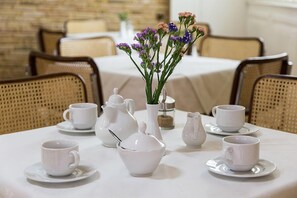Café da manhã com buffet grátis todos os dias