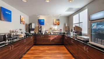 Café da manhã com buffet grátis todos os dias