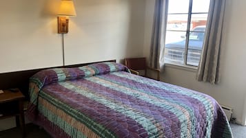 Quarto, 1 cama queen-size | Secretária, secretária adequada para computadores portáteis