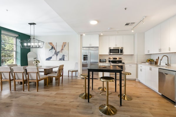 Apartamento de Luxo em Condomínio Fechado, 4 quartos, 2 casas de banho | Cozinha privada | Um frigorífico/congelador grande, um micro-ondas, um forno