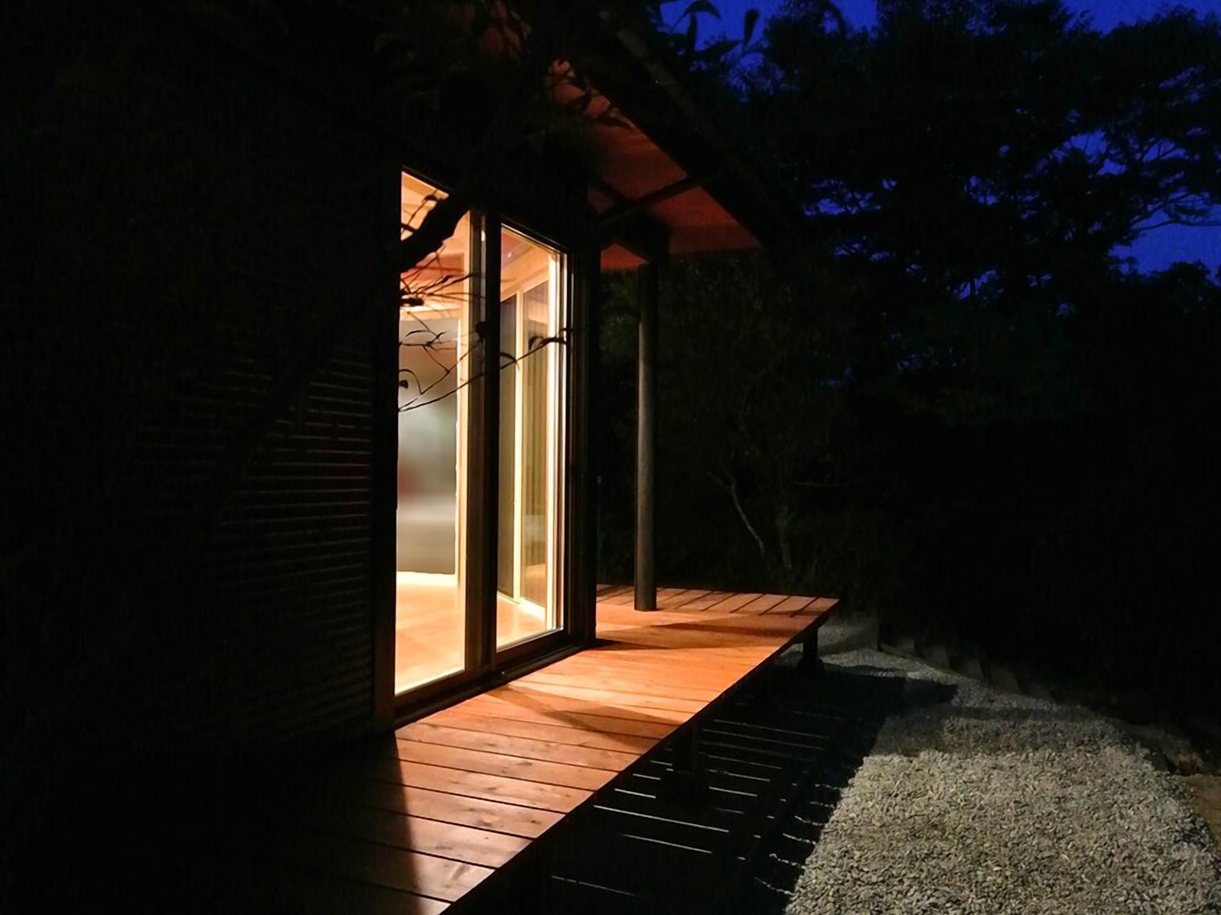 Terraço com espreguiçadeiras