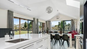 Casa superluxo, 3 quartos, vista para a montanha | Cozinha privada | Cafeteira/chaleira, geladeira grande, micro-ondas, fogão