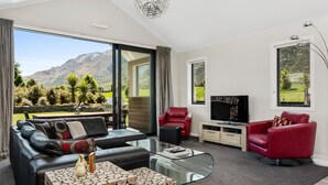 Casa superluxo, 3 quartos, vista para a montanha | Área de estar | TV de tela plana, lareira