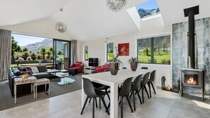Casa superluxo, 3 quartos, vista para a montanha | Área de estar | TV de tela plana, lareira