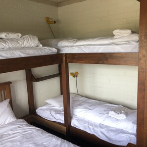 Apartamento, 1 quarto (1 Queen Bed, 1 Tri-Bunk, 1 Murphy Bed) | 1 quarto, ferro/tábua de engomar, berços/camas para crianças