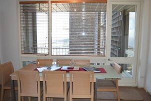 Apartamento, 2 quartos | Opções para refeição no quarto