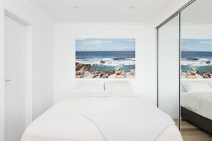 Apartamento, 1 cama Queen e sofá-cama, vista para a praia, de frente para a praia | 1 quarto, Wi-Fi de cortesia, roupa de cama