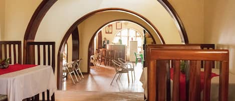 Café da manhã, almoço e jantar; local e internacional