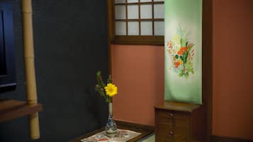 Quarto econômico, 1 cama de solteiro grande (Small Double, w/Meal, w/PrivateToilet) | Área de estar | TV de tela plana 21 polegadas com canais digitais