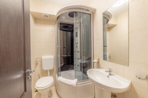 Quarto quádruplo família | Banheiro | Produtos de toalete grátis, secador de cabelo, chinelos 