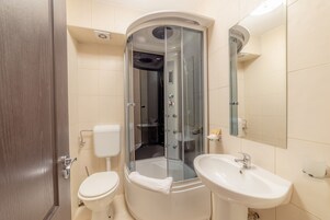Quarto Quádruplo Familiar | Casa de banho | Artigos de higiene pessoal grátis, um secador de cabelo, chinelos 