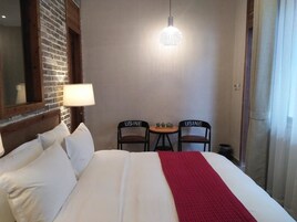 Roupas de cama premium, escrivaninha, cortinas blackout