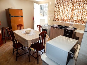 Apartamento Comfort, 1 quarto | Cozinha privada | Um frigorífico, um micro-ondas, um forno, uma placa de cozinha 