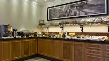 Café da manhã com buffet grátis todos os dias