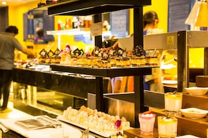 Um buffet com diversos doces e bebidas.