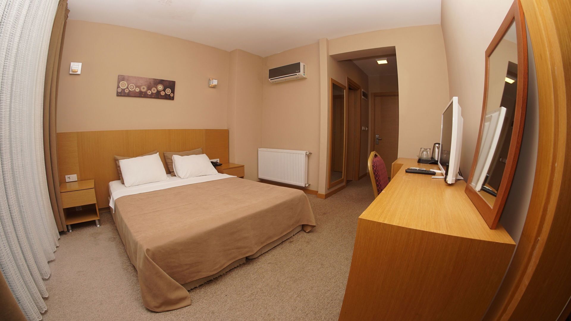 Roupa de alta qualidade, minibar, cofre no quarto 