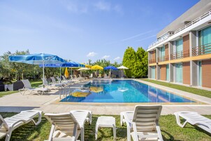 Piscina exterior, guarda-sóis, espreguiçadeiras 