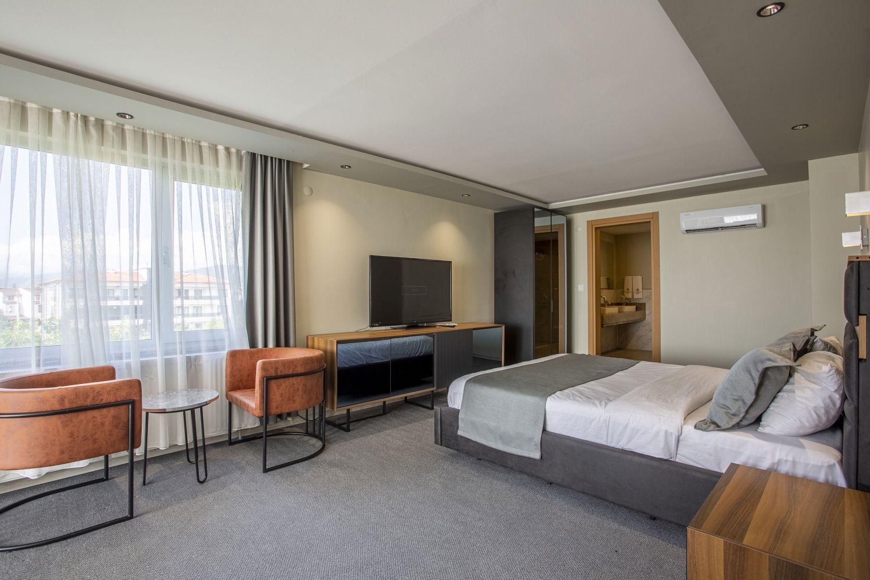 Roupa de alta qualidade, minibar, cofre no quarto 