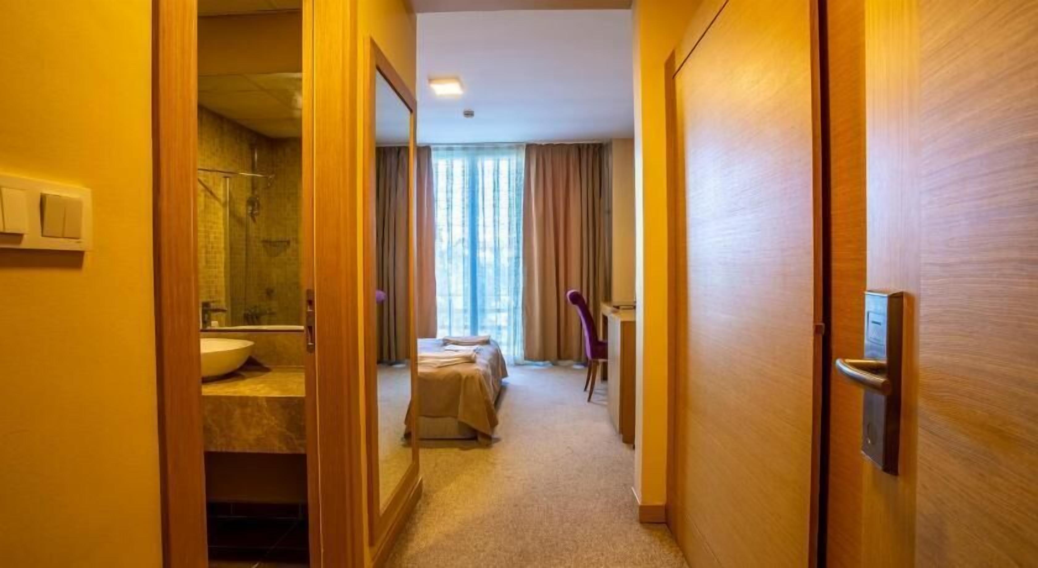 Roupa de alta qualidade, minibar, cofre no quarto 
