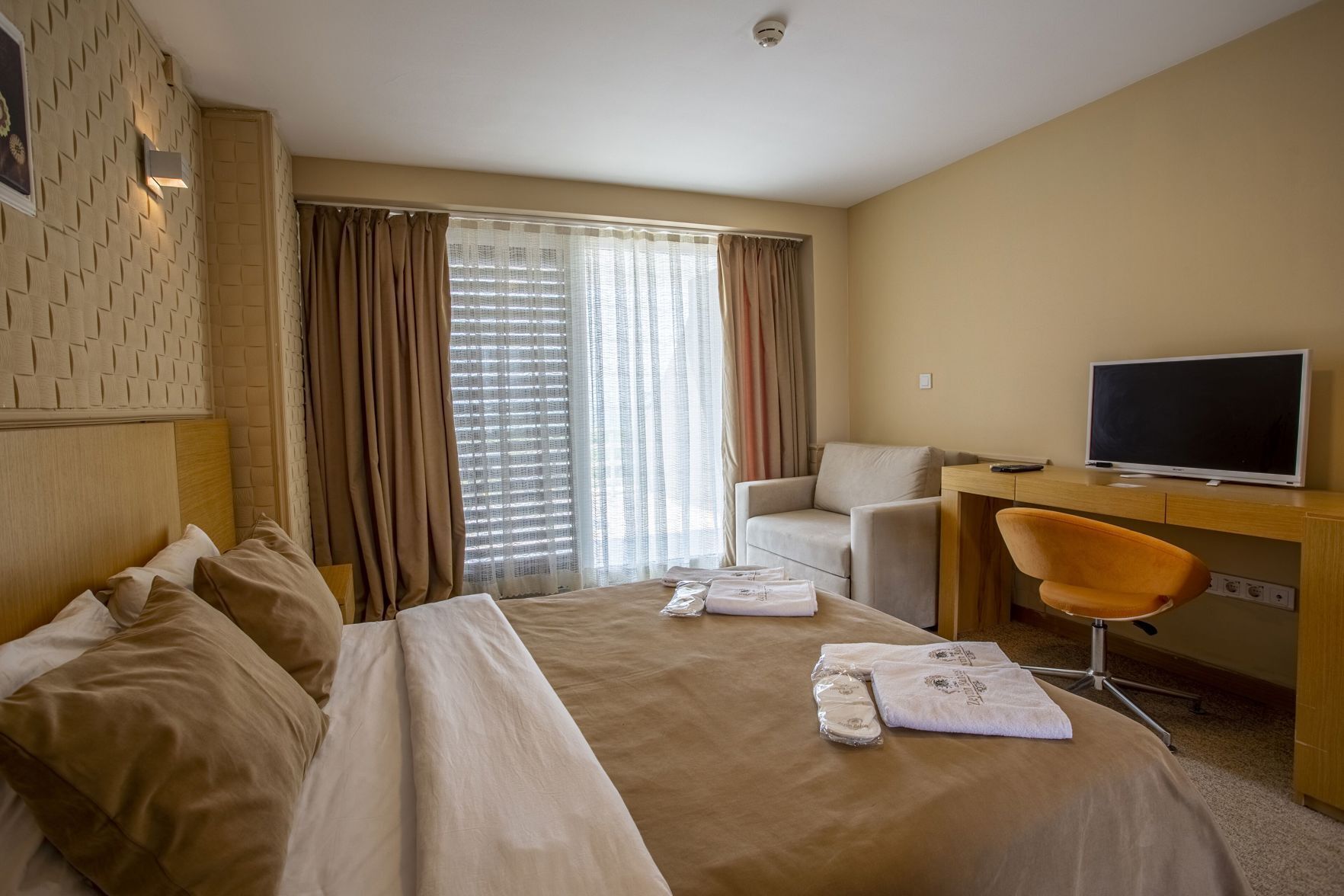 Roupa de alta qualidade, minibar, cofre no quarto 
