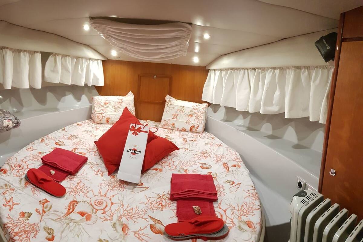 Quarto com cama, guarda-roupa e janela com cortinas.