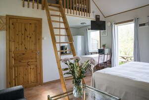 Escrivaninha, cortinas blackout, ferros/tábuas de passar roupa