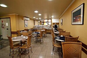Pequeno-almoço tipo buffet diário incluído