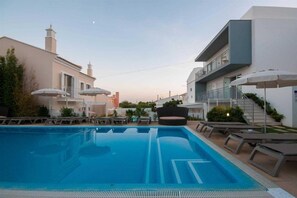 2 piscinas externas, guarda-sóis, espreguiçadeiras
