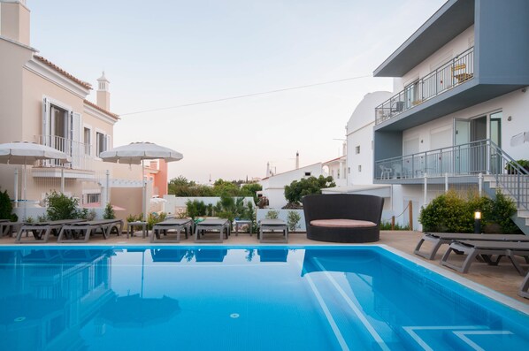 2 piscinas externas, guarda-sóis, espreguiçadeiras