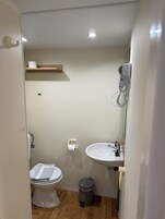 Quarto Duplo Económico | Casa de banho | Um polibã, artigos de higiene pessoal grátis, um secador de cabelo 