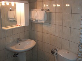 Bungalow | Casa de banho | Um polibã, artigos de higiene pessoal grátis, um secador de cabelo 