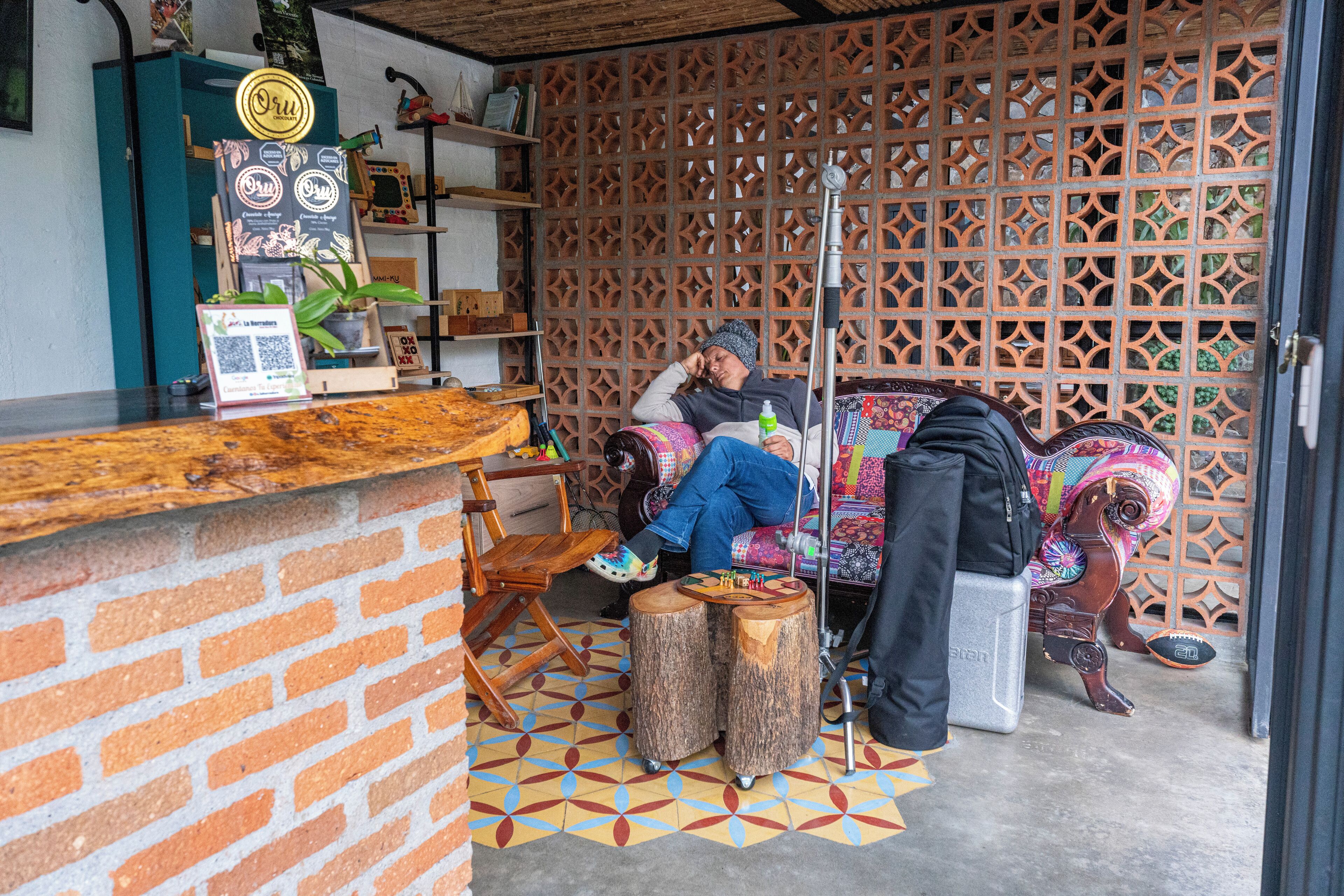 Uma área de estar aconchegante com um banco de madeira, uma mesa pequena e um detalhe decorativo na parede.