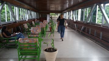 Área de estar no saguão