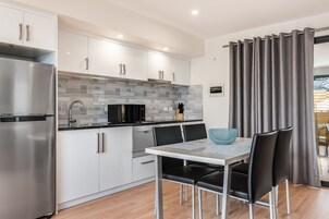 Apartamento, 2 quartos | Cozinha privada | Geladeira grande, micro-ondas, fogão, cooktop