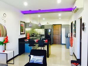 Apartamento, 2 quartos | Cofre com capacidade para portátil, secretária, ferro/tábua de engomar 
