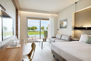 Quarto Clássico, acesso à piscina, vista parcial para o mar | Minibar, cofre no quarto, secretária 