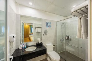 Quarto Quádruplo Executivo | Casa de banho | Um polibã, artigos de higiene pessoal grátis, um secador de cabelo