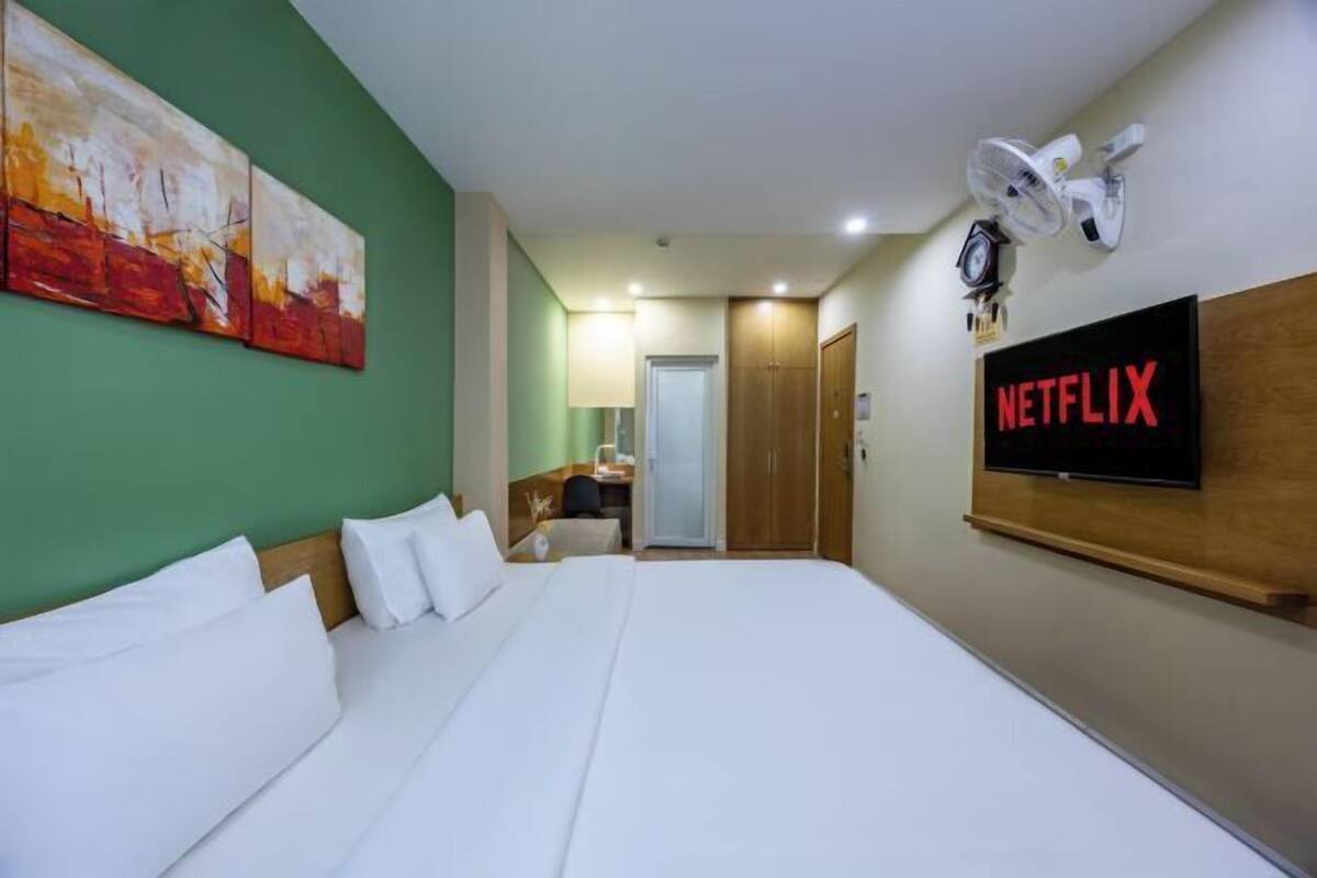 Minibar, cofre no quarto, secretária, cortinas/cortinados opacos