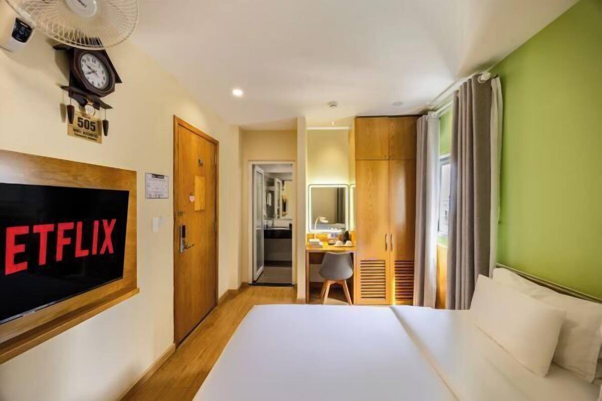 Minibar, cofre no quarto, secretária, cortinas/cortinados opacos