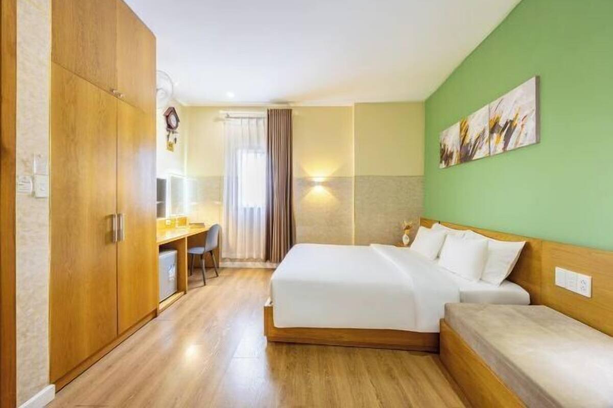 Minibar, cofre no quarto, secretária, cortinas/cortinados opacos