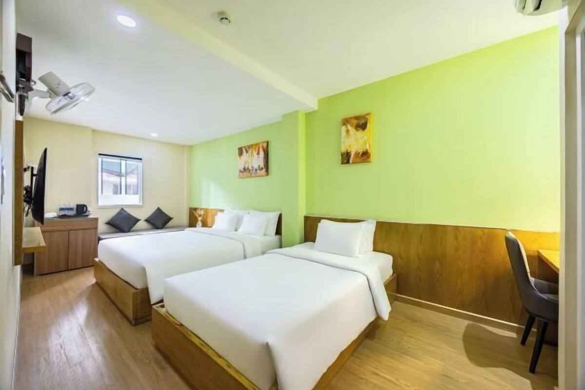 Minibar, cofre no quarto, secretária, cortinas/cortinados opacos