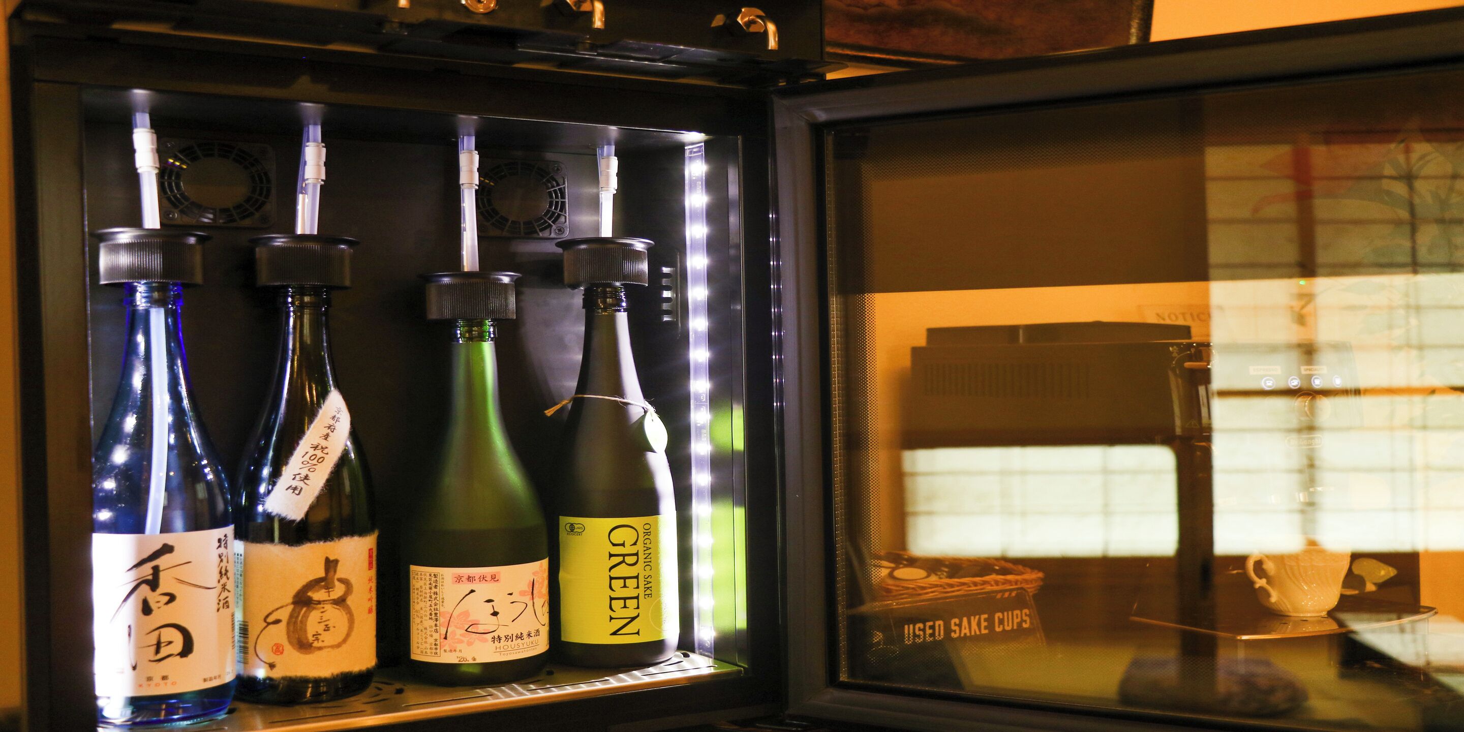 Vitrine refrigerada com garrafas de saquê.