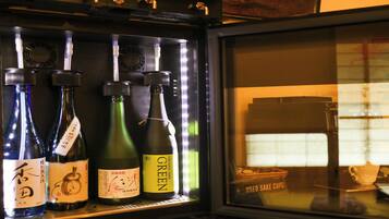 Vitrine refrigerada com garrafas de saquê.
