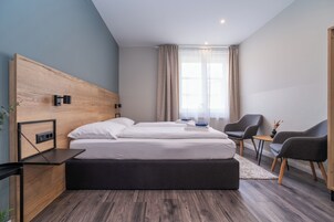 Quarto triplo | Escrivaninha, cortinas blackout, quartos à prova de som