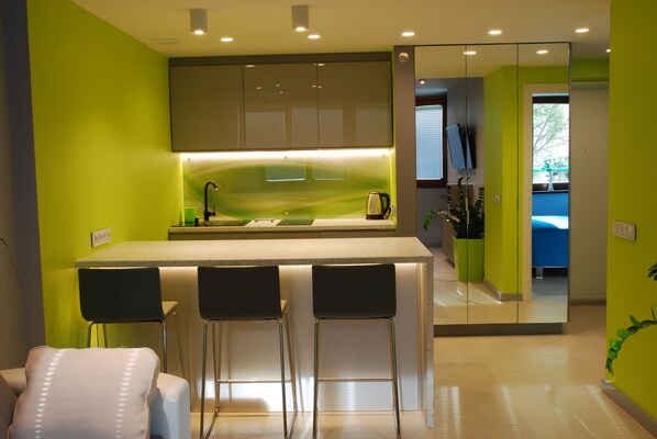 Suite Clássica, 1 quarto, não fumadores, kitchenette (Black Jack) | Kitchenette privada | Um frigorífico, uma placa de cozinha, uma cafeteira/bule 