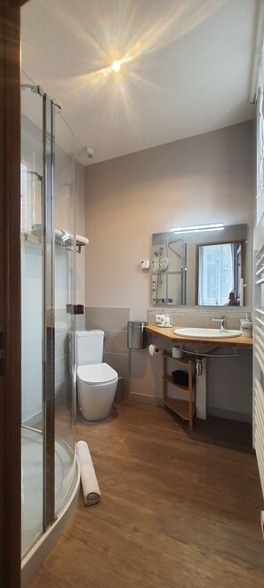 Quarto Duplo Comfort (Océane) | Casa de banho | Um polibã, um chuveiro fixo, produtos de higiene exclusivos 