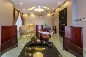 Apartamento superluxo, 3 quartos, cozinha, vista para o jardim | Área de estar