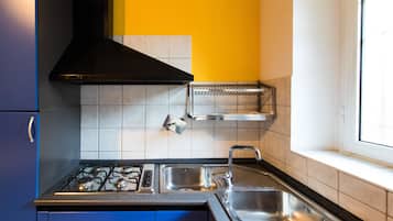 Apartamento, varanda | Cozinha privada | Um frigorífico, um micro-ondas, uma placa de cozinha