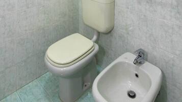 Apartamento, varanda | Casa de banho | Um polibã, um secador de cabelo, toalhas fornecidas