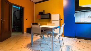 Apartamento, varanda | Refeições no quarto